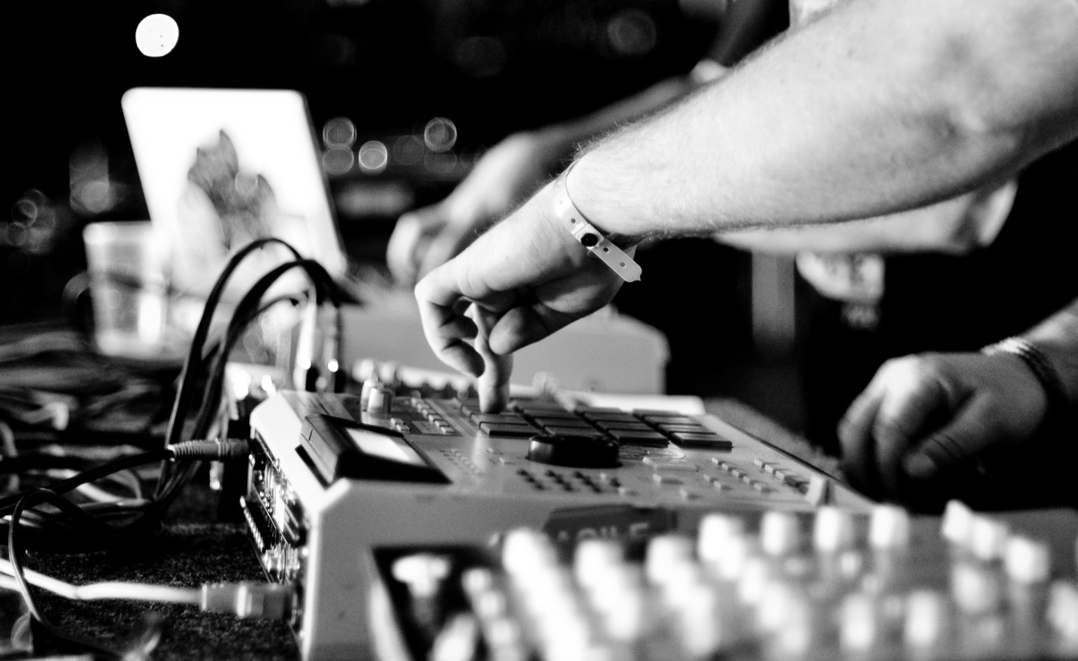 8 Easy Ways to Score More DJ Gigs