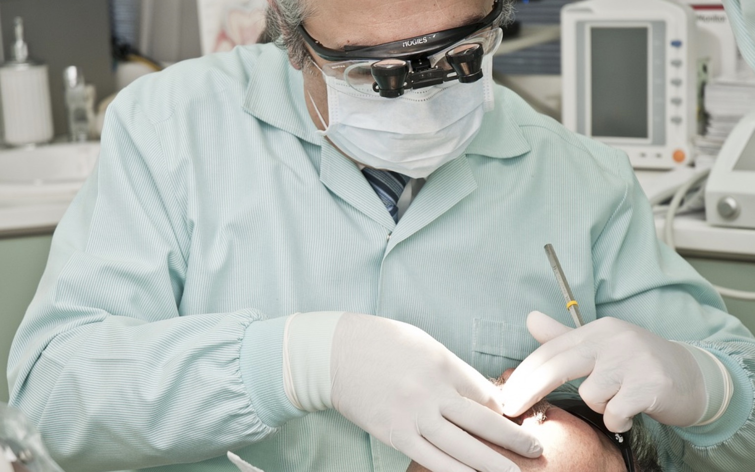 How to Align Teeth by use of Dental Veneers & Other Procedures